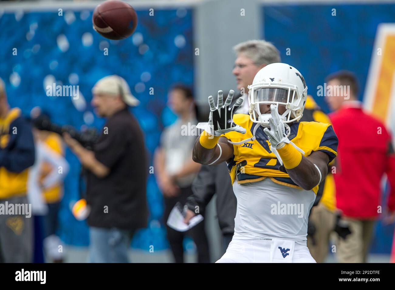 12 September 2015: West Virginia Mountaineers RB Wendell Smallwood (4 ...