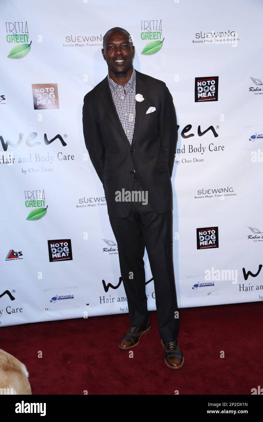 Photo by: JMA/STAR MAX/IPx9/13/15Terrell Owens at "Putting for Pups ...