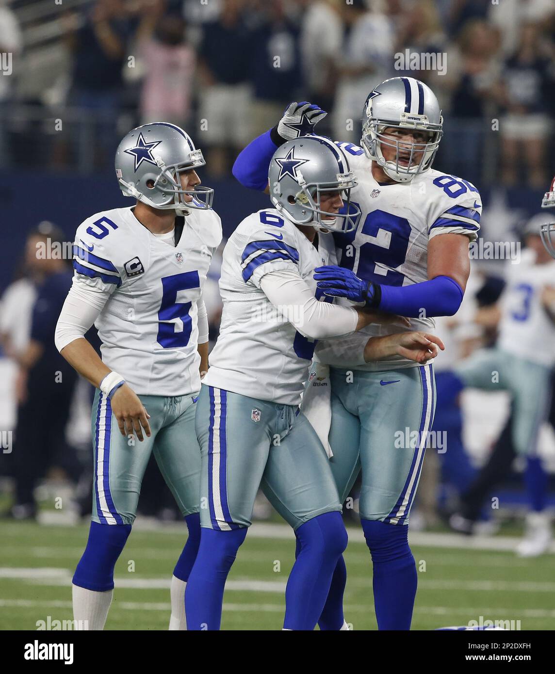 Dallas Cowboys tight end Jason Witten (82) celebrates with Chris Jones ...