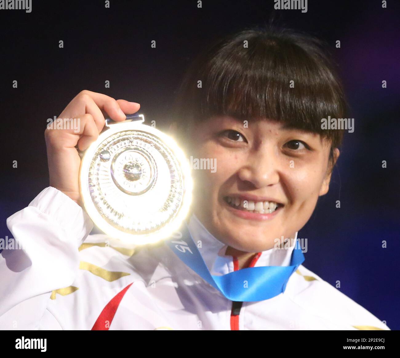 Japan's Kaori Icho shows her gold medal after defeating Petra Olli of ...