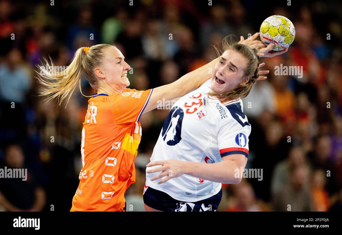 EINDHOVEN - Kelly Dulfer (l) and Thale Deila (NOR) in action during the ...