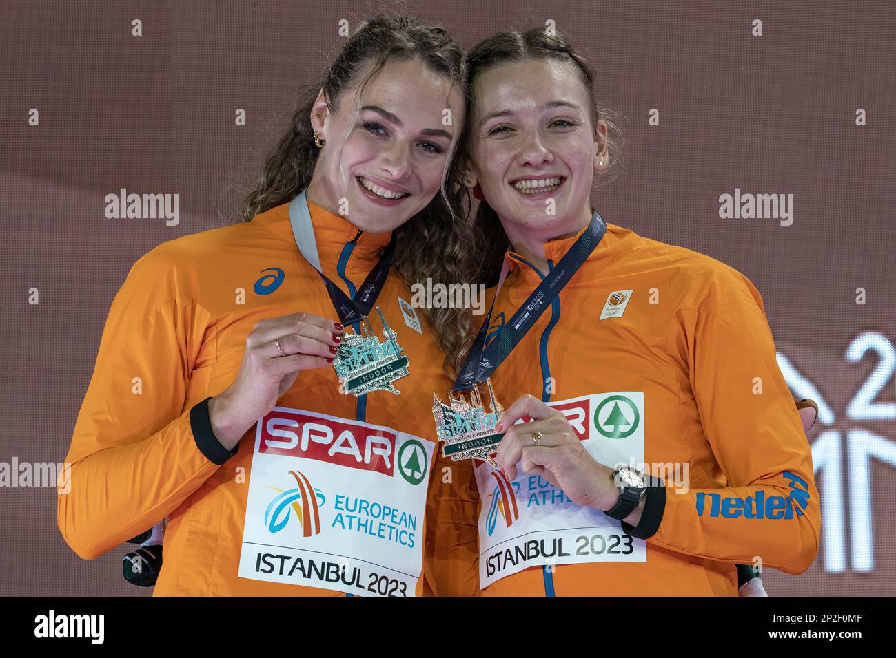 ISTANBUL - Lieke Klaver and Femke Bol during the medal ceremony on the ...