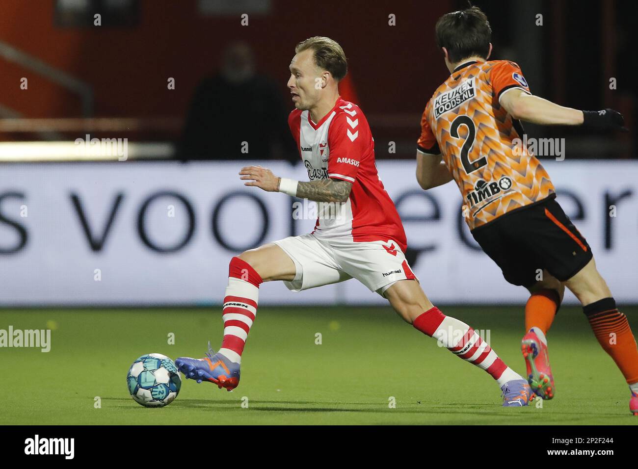 VOLENDAM - (lr) Mark Diemers of FC Emmen, Oskar Buur of FC Volendam ... VOLENDAM - (lr) Mark Diemers of FC Emmen, Oskar Buur of FC Volendam ...