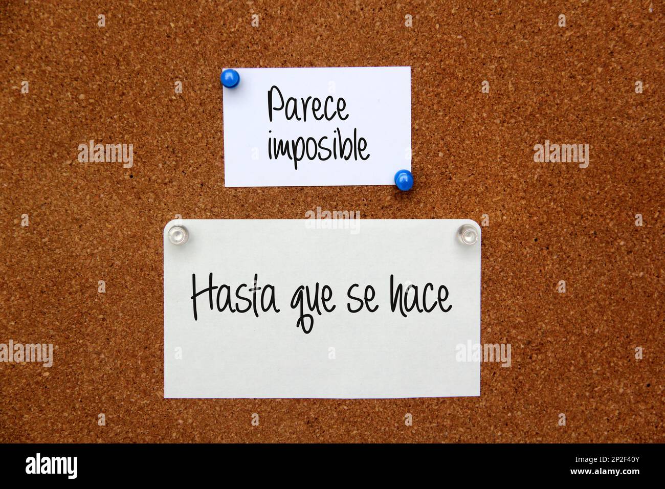 White note on cork board with Spanish language message "It seems ...