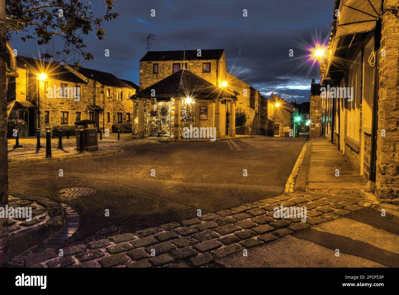 Circular building victoria st skipton hi-res stock photography and ...