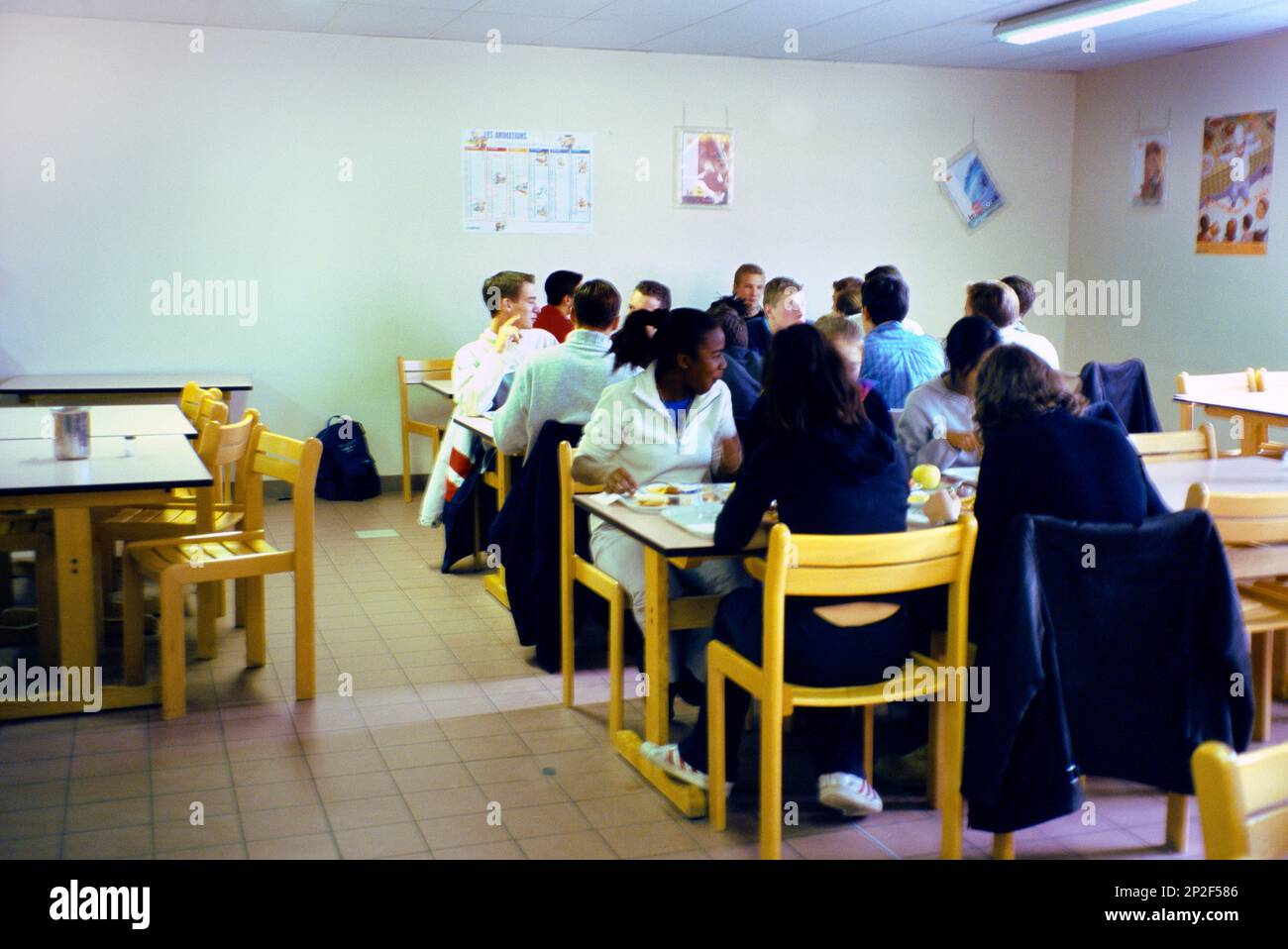 School students having lunch france hi-res stock photography and images ...