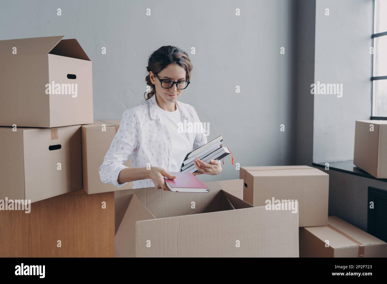 Girl packs cardboard boxes hi-res stock photography and images - Alamy