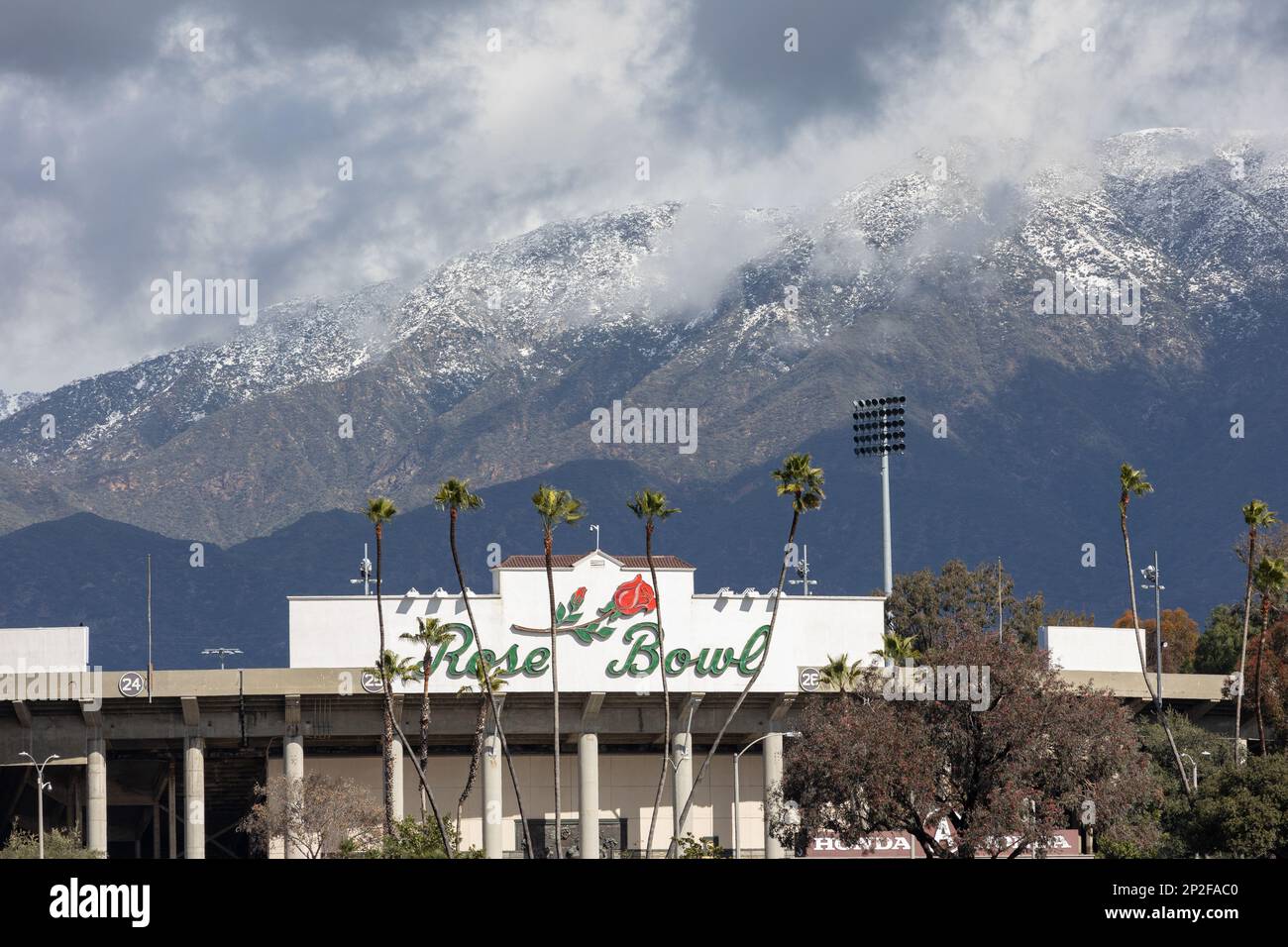 Fresh snow about the Rose Bowl stadium in Pasadena Stock Photo - Alamy