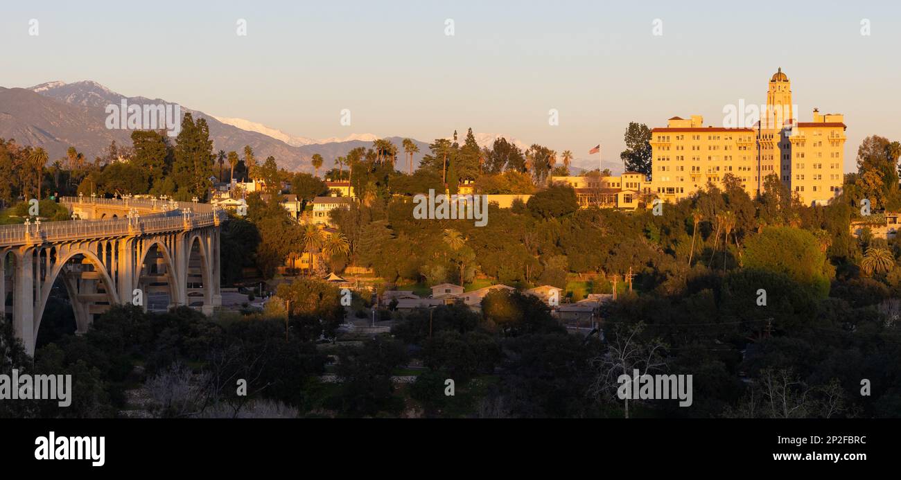 Colorado Street bridge in Pasadena at sunset Stock Photo - Alamy