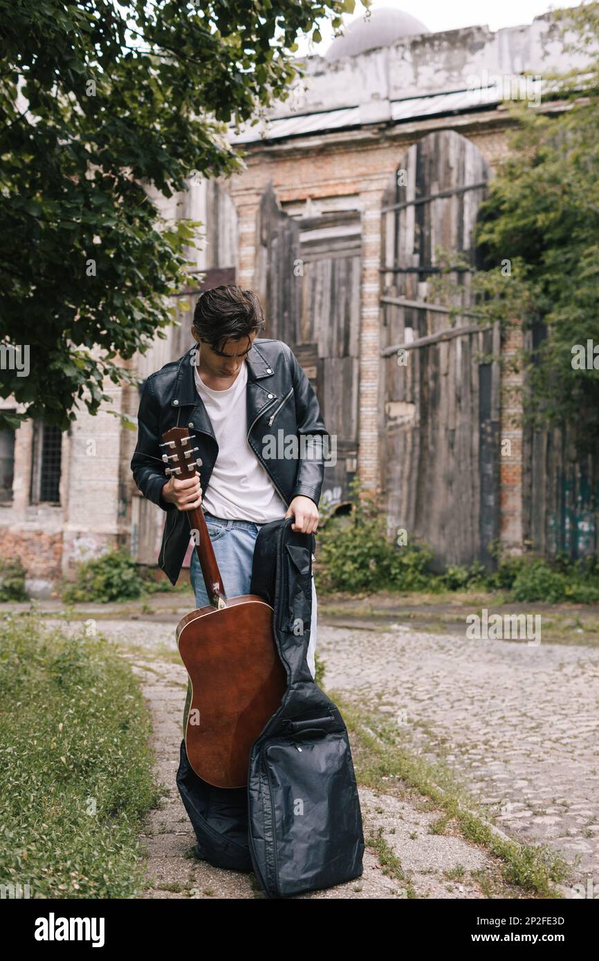 musician concert practice guitar performer Stock Photo - Alamy