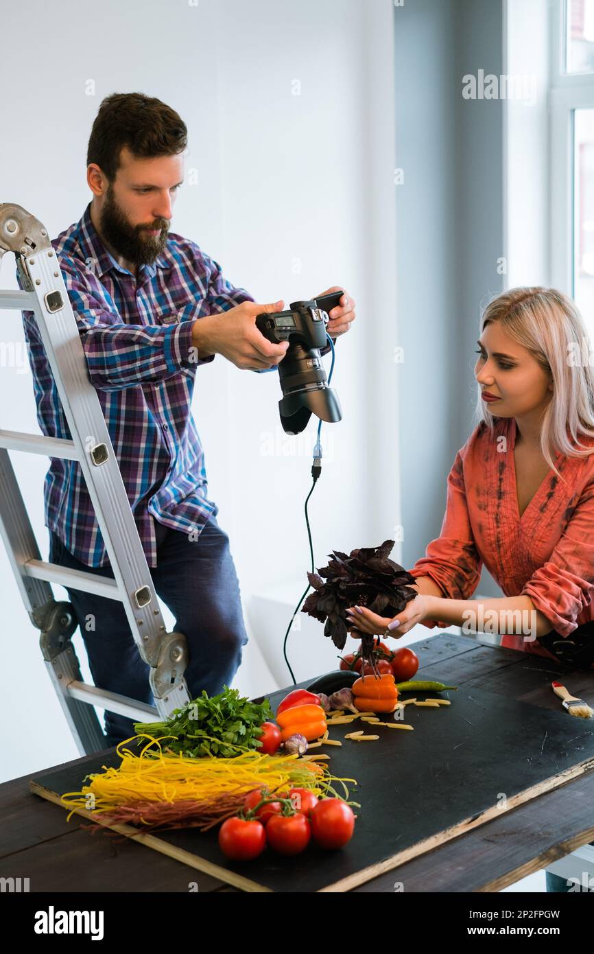 food photography teamwork studio photographer Stock Photo - Alamy