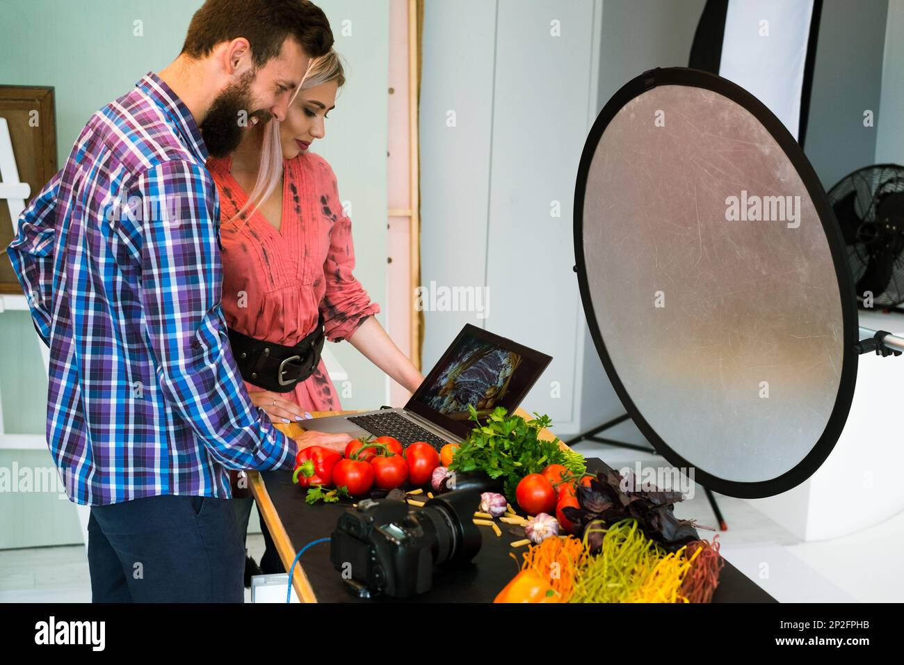 food photography teamwork studio photographer Stock Photo - Alamy