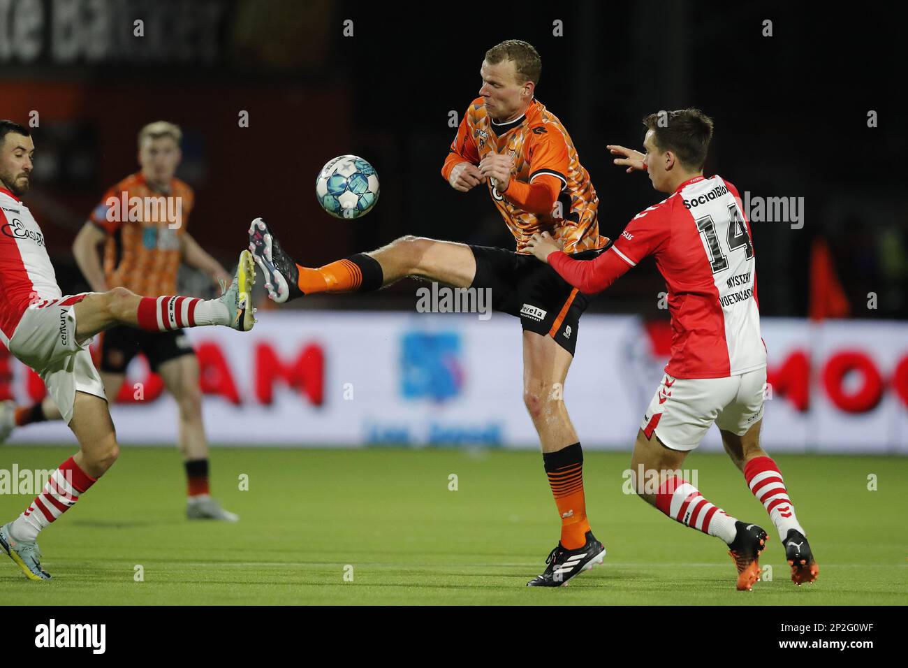VOLENDAM - (lr) Lucas Bernadou of FC Emmen, Henk Veerman of FC Volendam ...