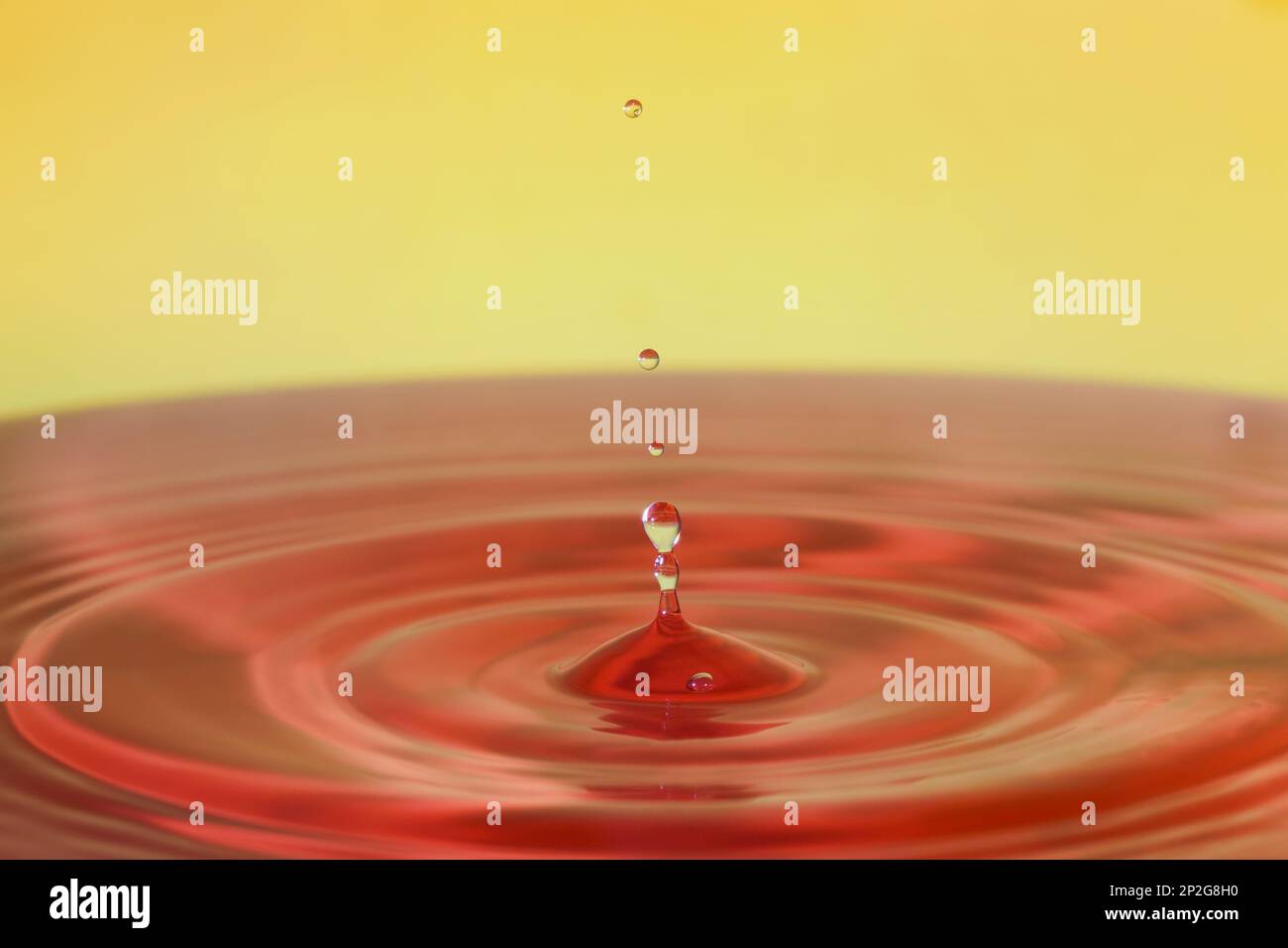 Water drop bouncing hi-res stock photography and images - Alamy