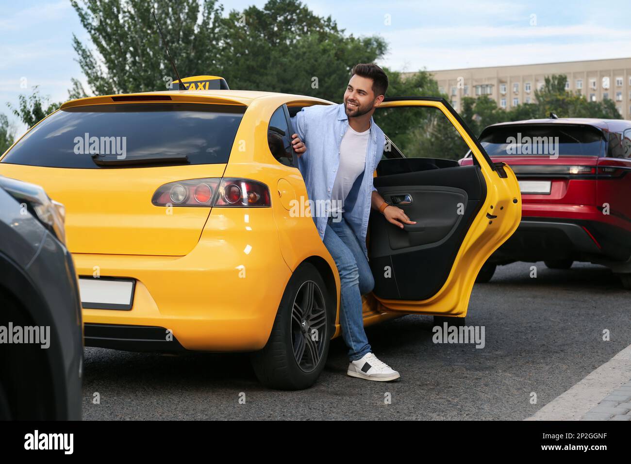 Getting out of taxi cab car hi-res stock photography and images - Alamy