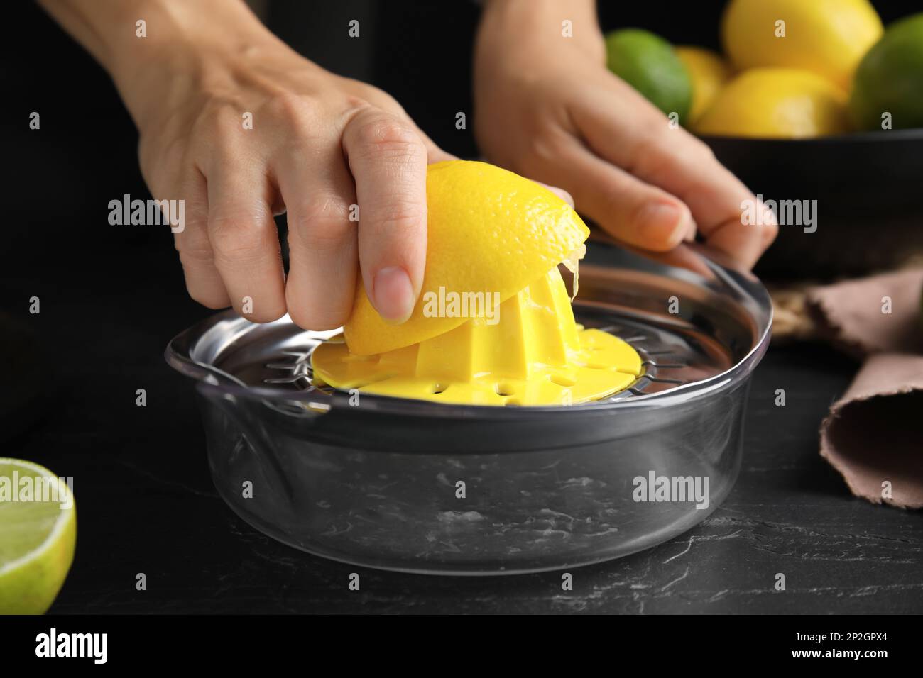 Squeezing fresh natural lemons hi-res stock photography and images - Alamy
