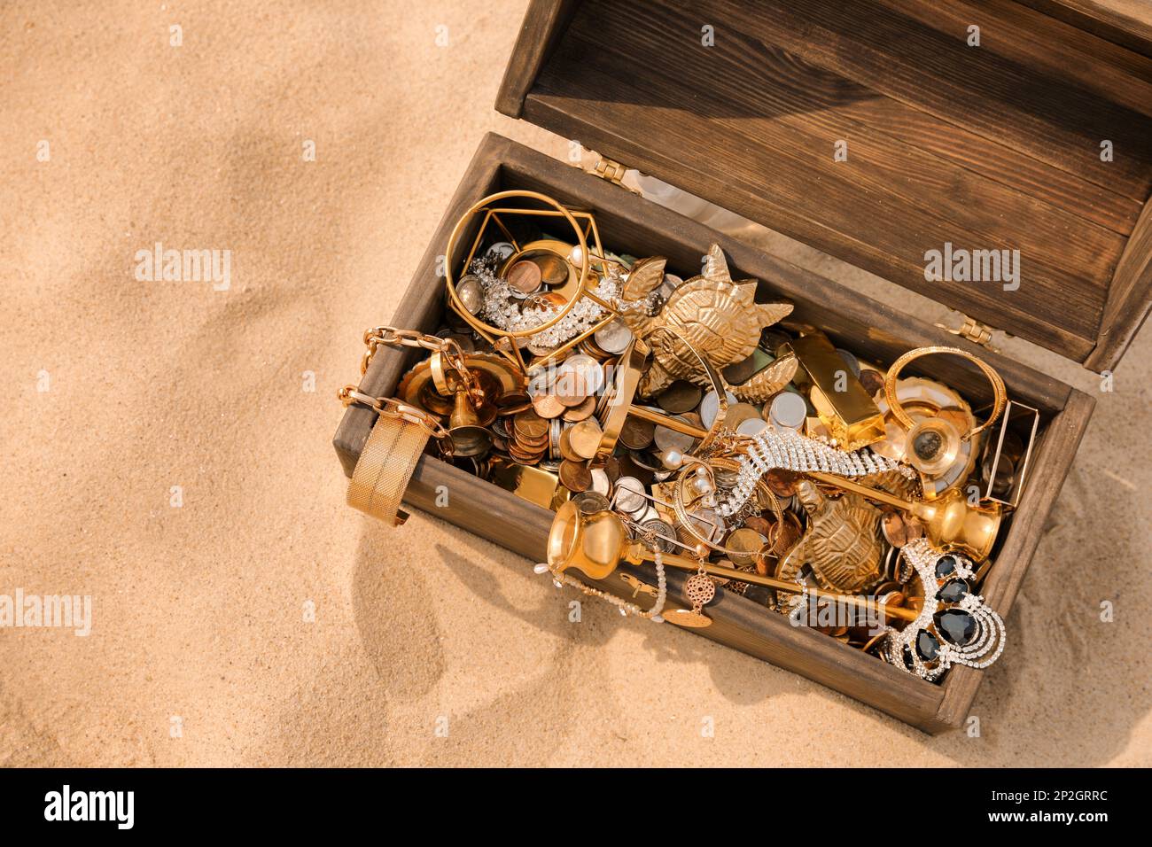 Gold treasure chest top view hi-res stock photography and images - Alamy