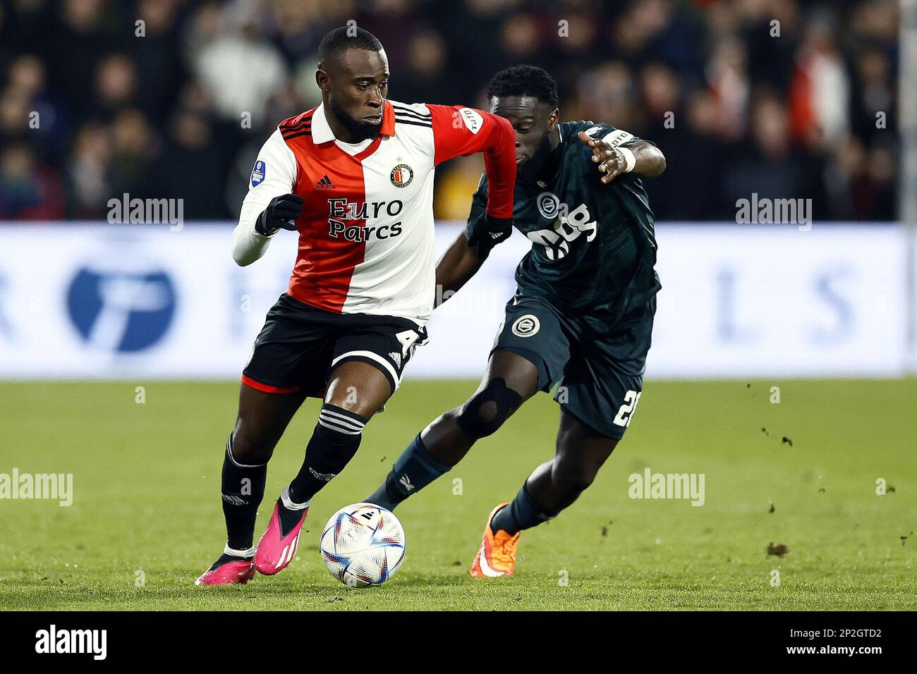 ROTTERDAM - (lr) Lutsharel Geertruida of Feyenoord, Elvis Manu of FC ...
