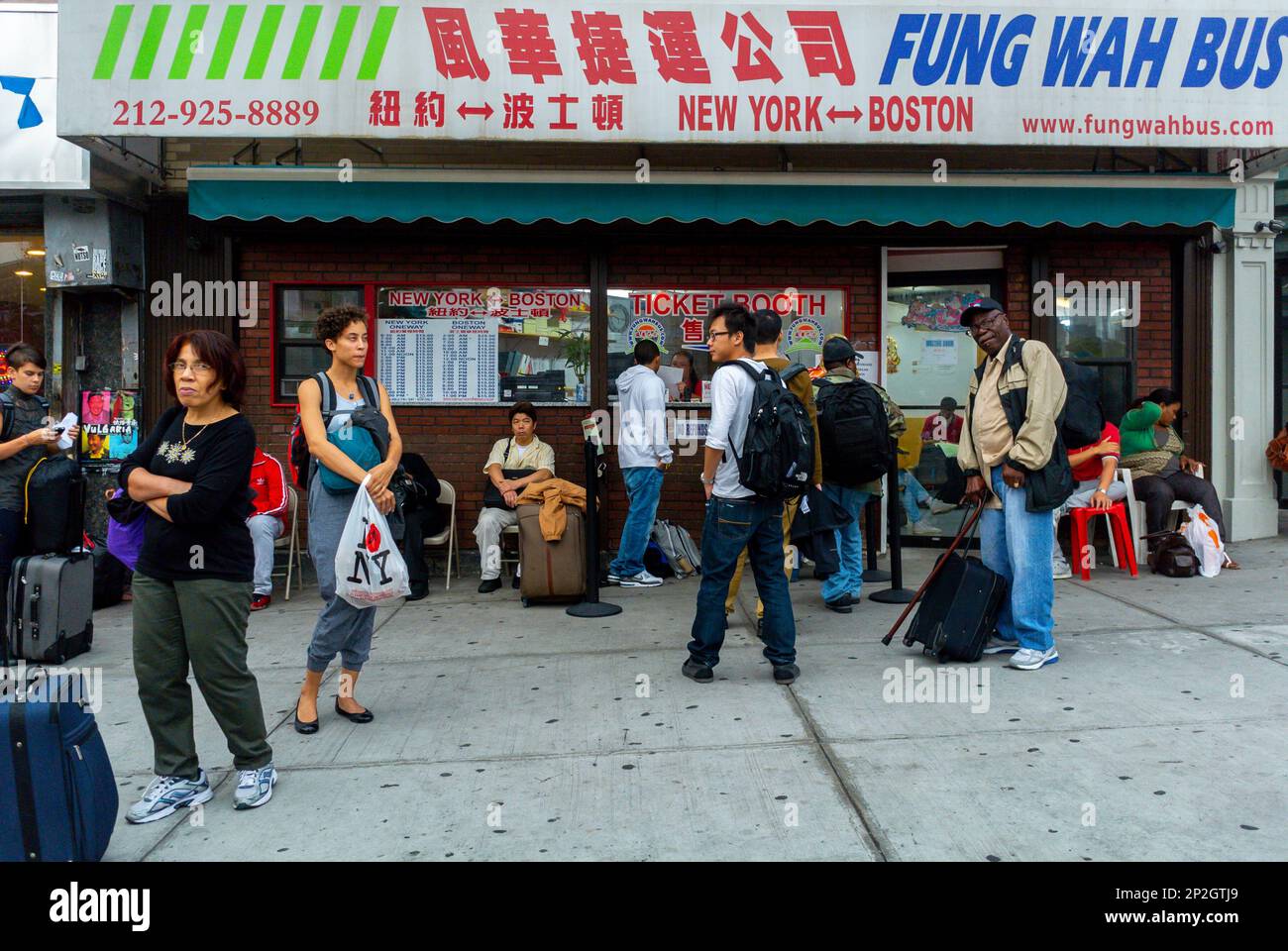 New York City, NY, USA, Crowd Travelers Waiting Outside, Low-Cost Bus ...