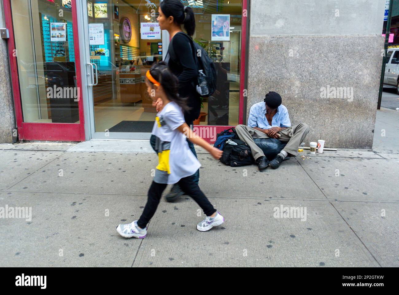 Homeless child new york city hi-res stock photography and images - Alamy