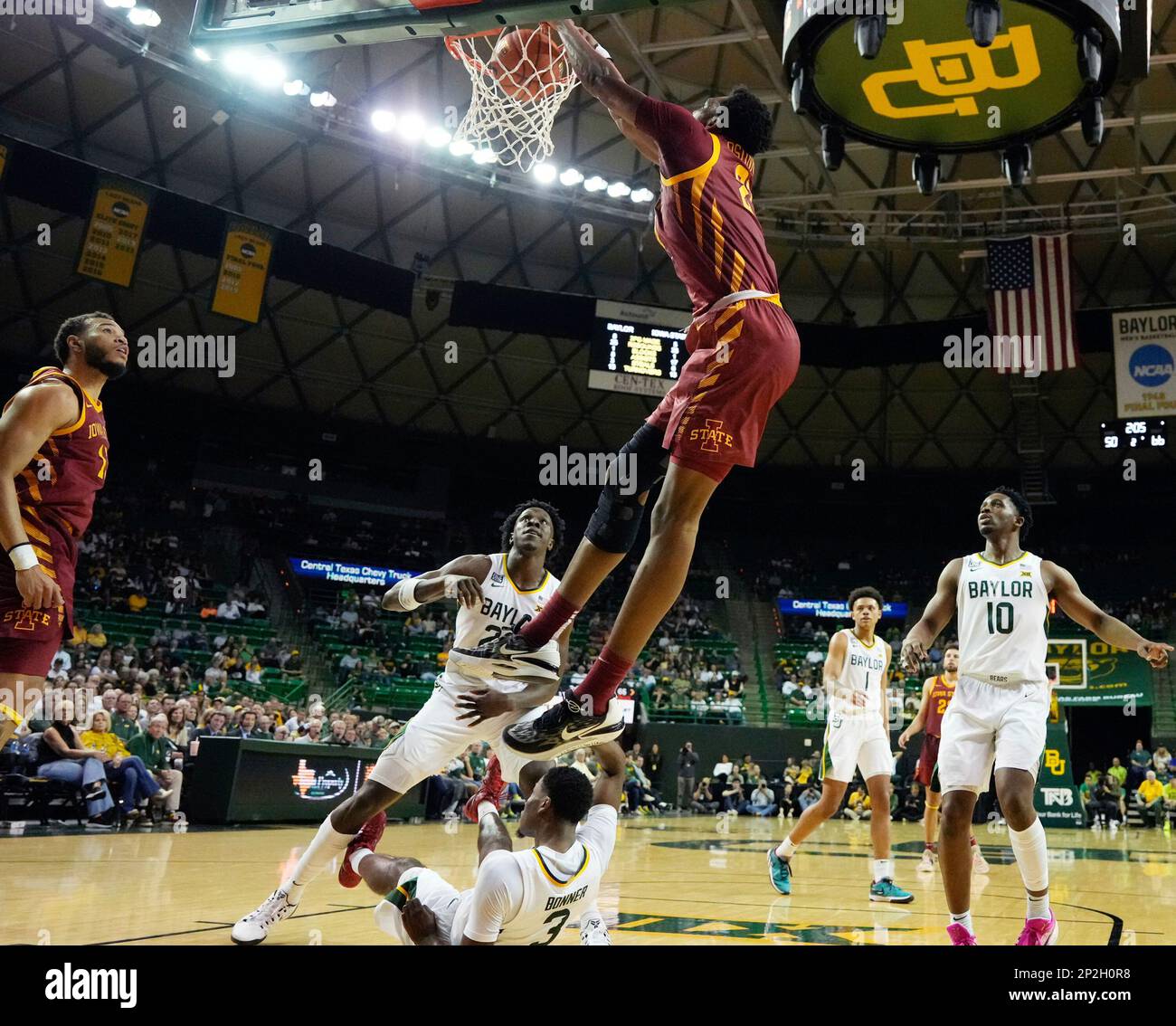 Iowa State center Osun Osunniyi (21) dunks the ball against Baylor ...