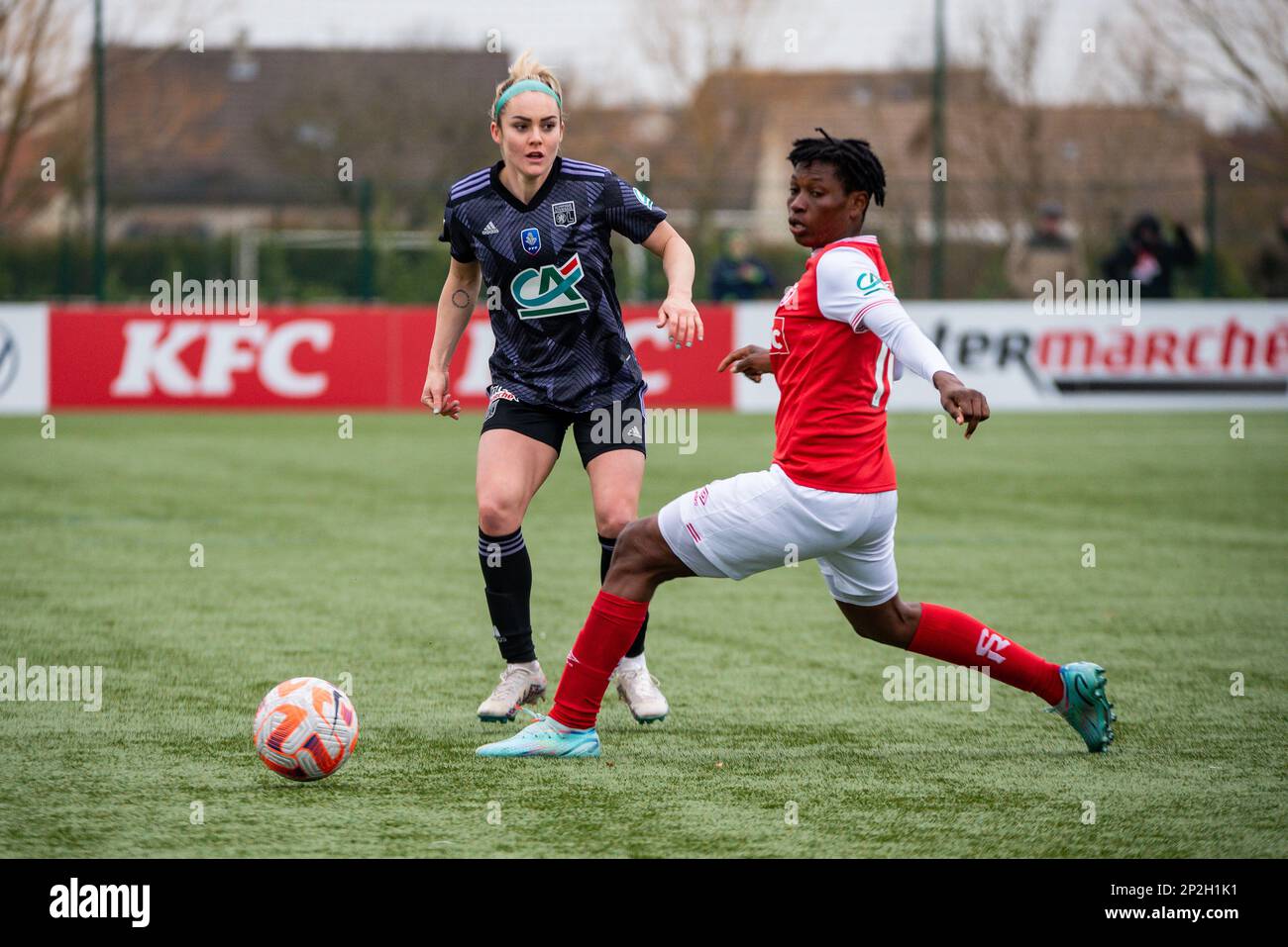 Ellie Carpenter of Olympique Lyonnais and Kethna Louis of Stade de ...