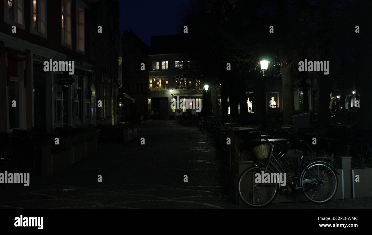 Night time street hi-res stock photography and images - Alamy