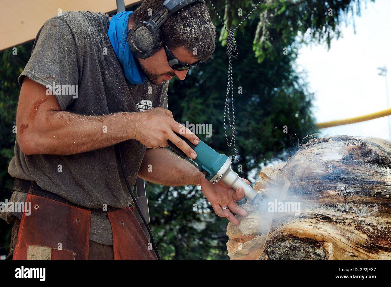 Steven Higgins, 30, of Missouri, burns detail into his sculpture of a ...