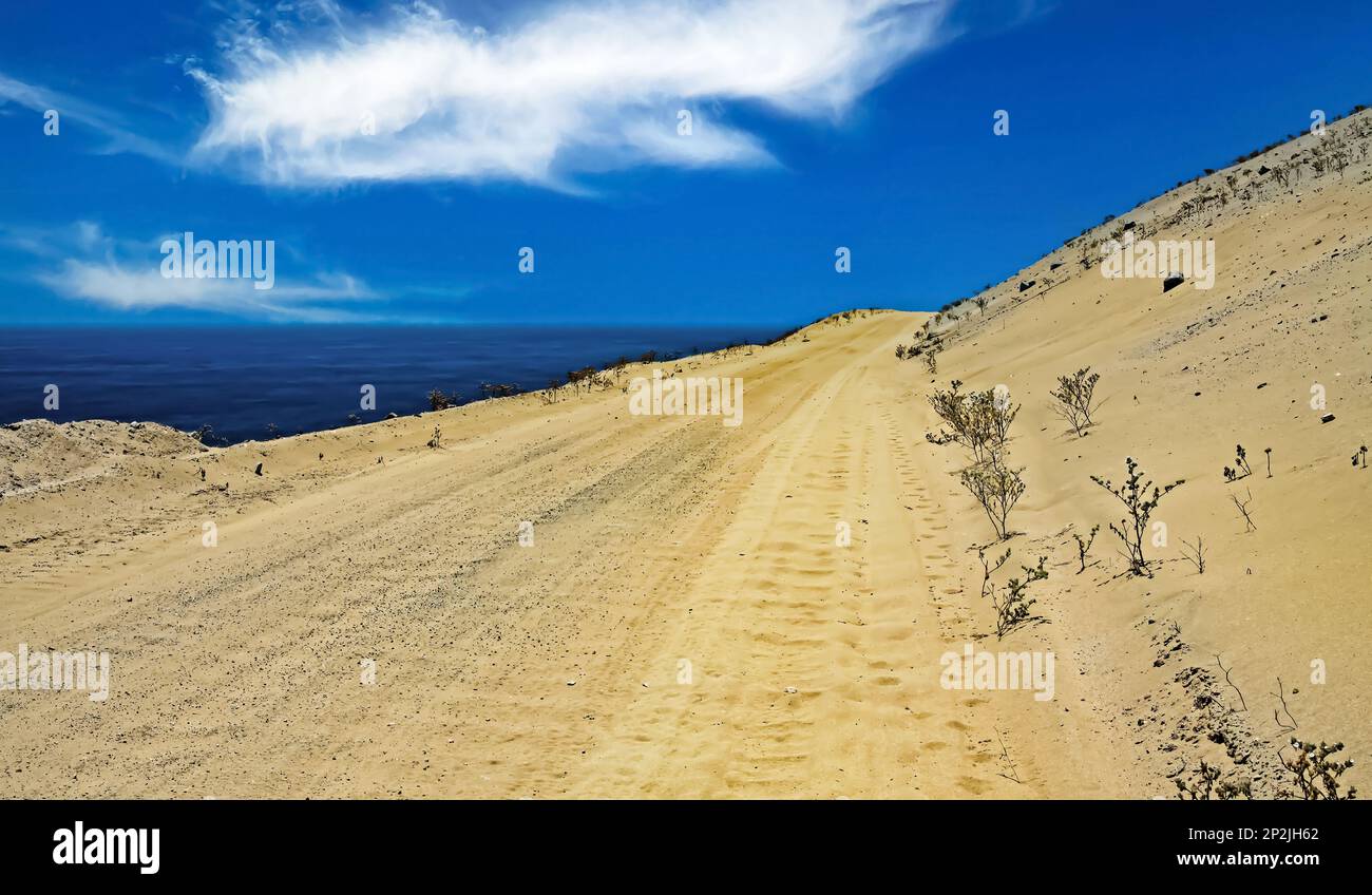 Empty sandy road track directly at water for 4x4 car trips on the sea ...