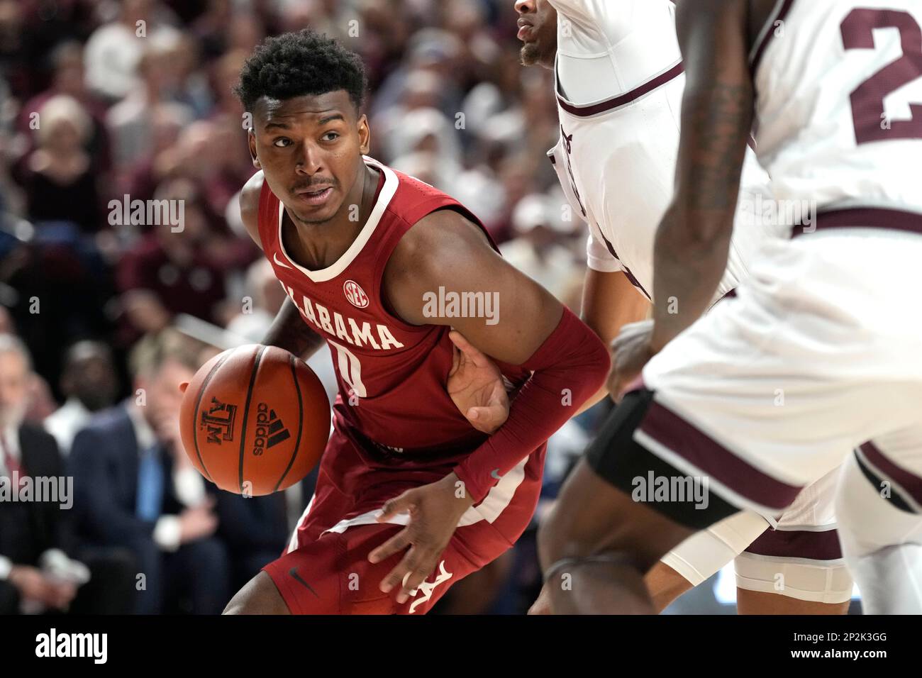 Alabama guard Jaden Bradley (0) drives the lane against Texas A&M guard ...