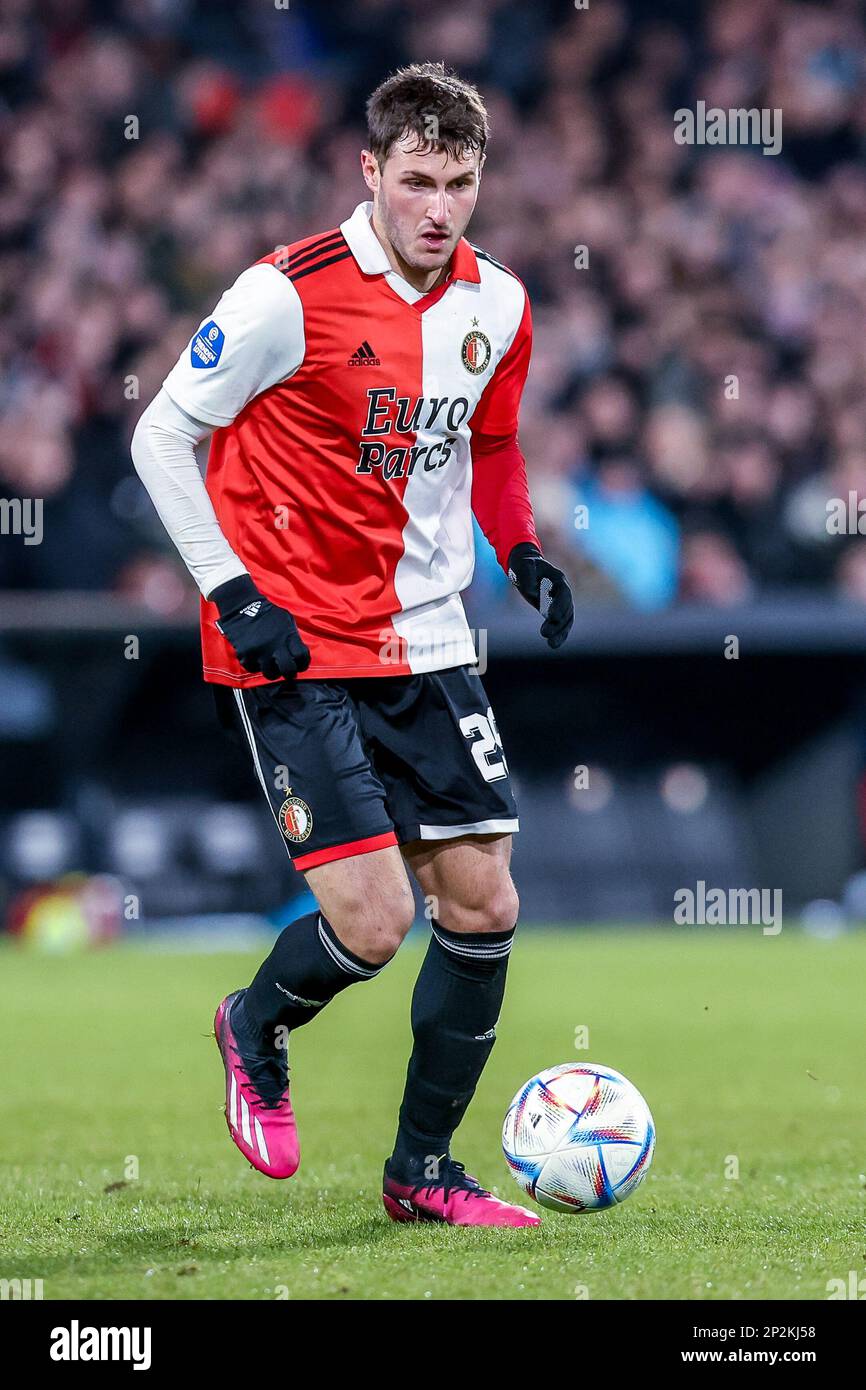 ROTTERDAM, NETHERLANDS - MARCH 4: Santiago Gimenez of Feyenoord runs ...