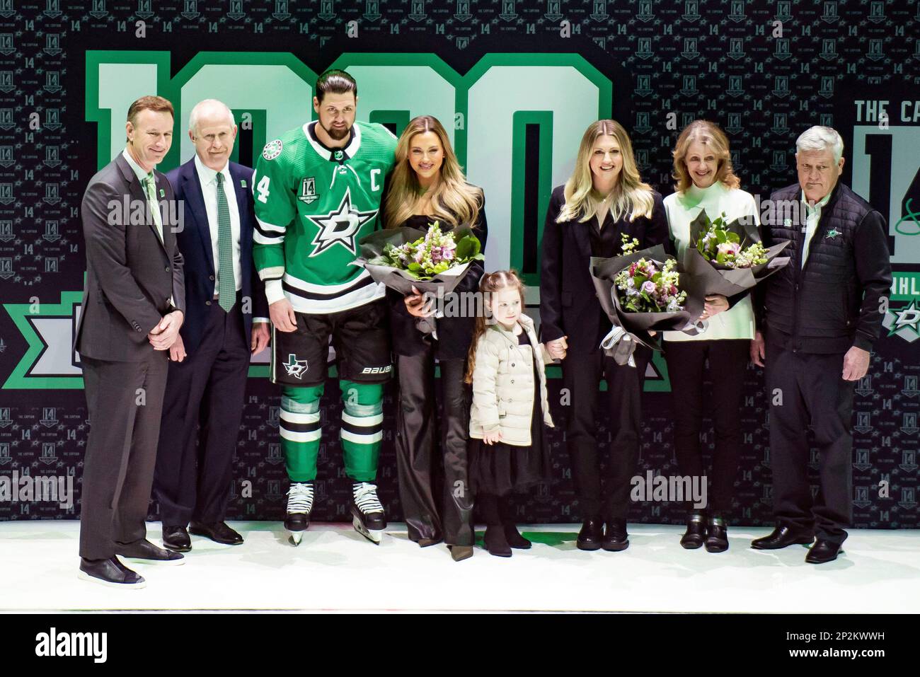 Dallas Stars left wing Jamie Benn (14) poses for a photo his family and ...