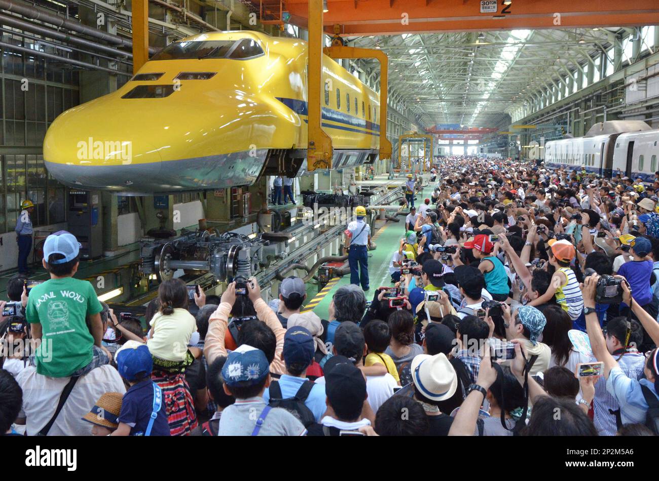“Dr. Yellow” , a high-speed test train, is lifted at JR Hamamatsu ...