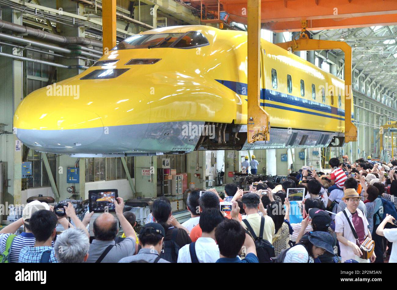 “Dr. Yellow” , a high-speed test train, is lifted at JR Hamamatsu ...