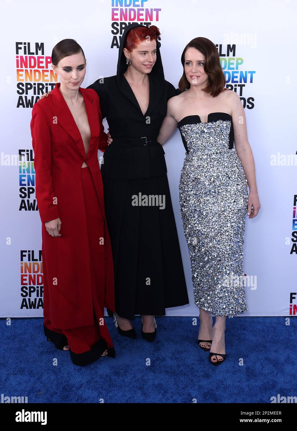 Jessie buckley and claire foy hi-res stock photography and images - Alamy