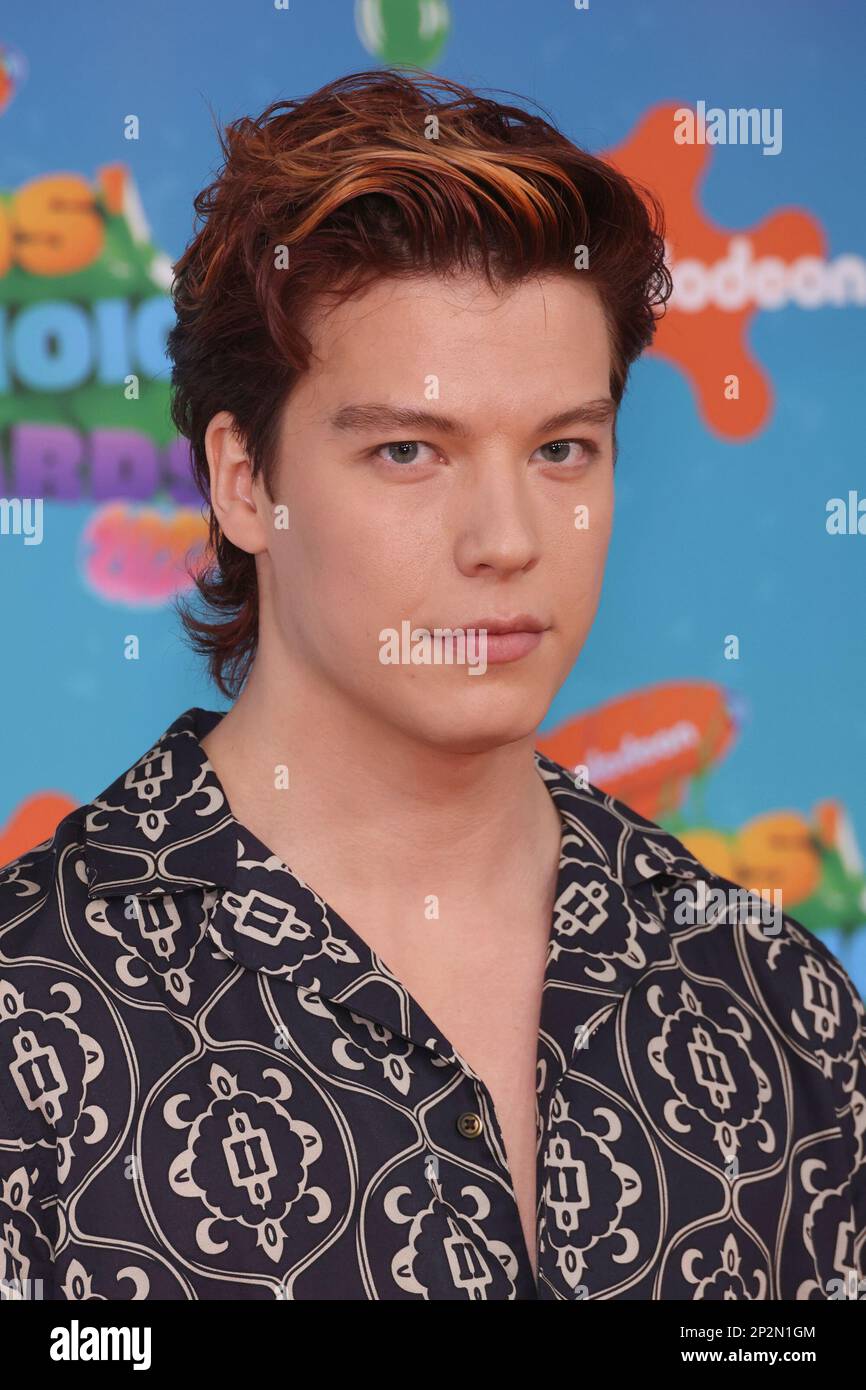 Justin Derickson arrives at the Nickelodeon Kids' Choice Awards on ...