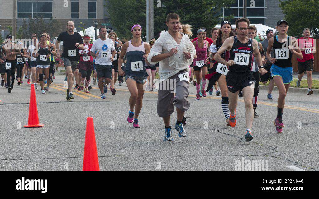 Runners in the 8k begin their race during the Pirate Festival 5k and 8k ...