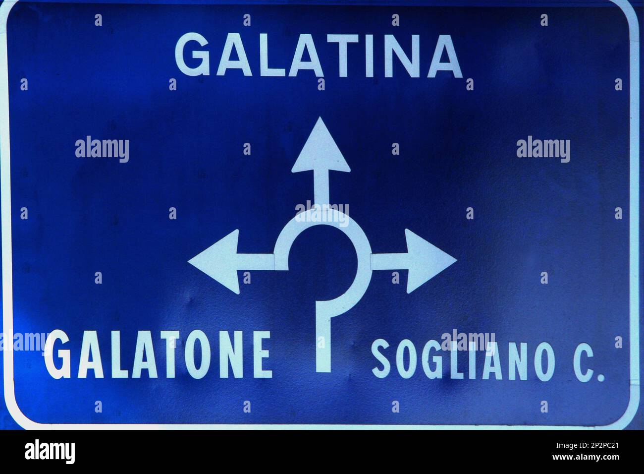 Roadside roundabout sign hi-res stock photography and images - Alamy