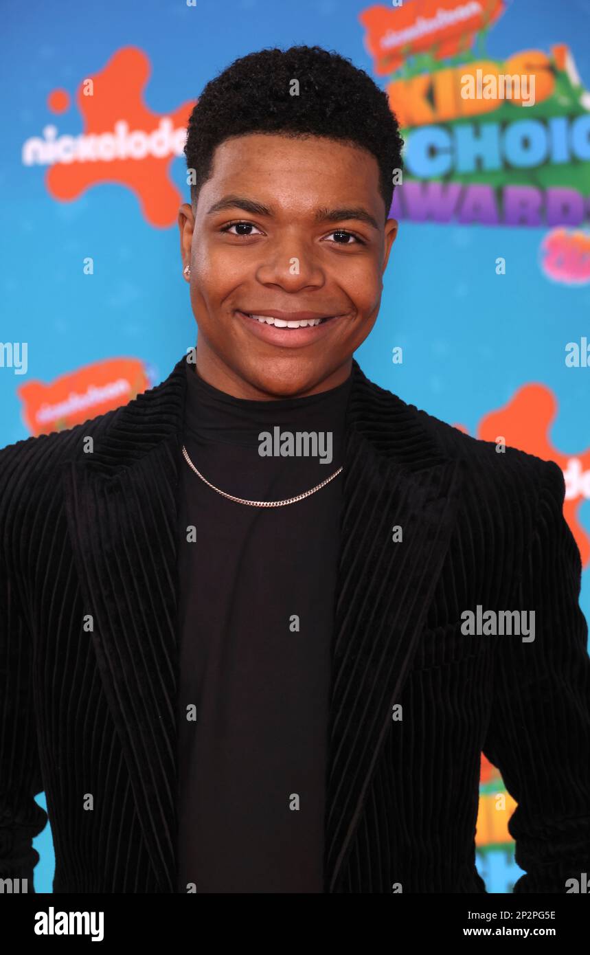 Elijah M. Cooper arrives at the Nickelodeon Kids' Choice Awards on ...