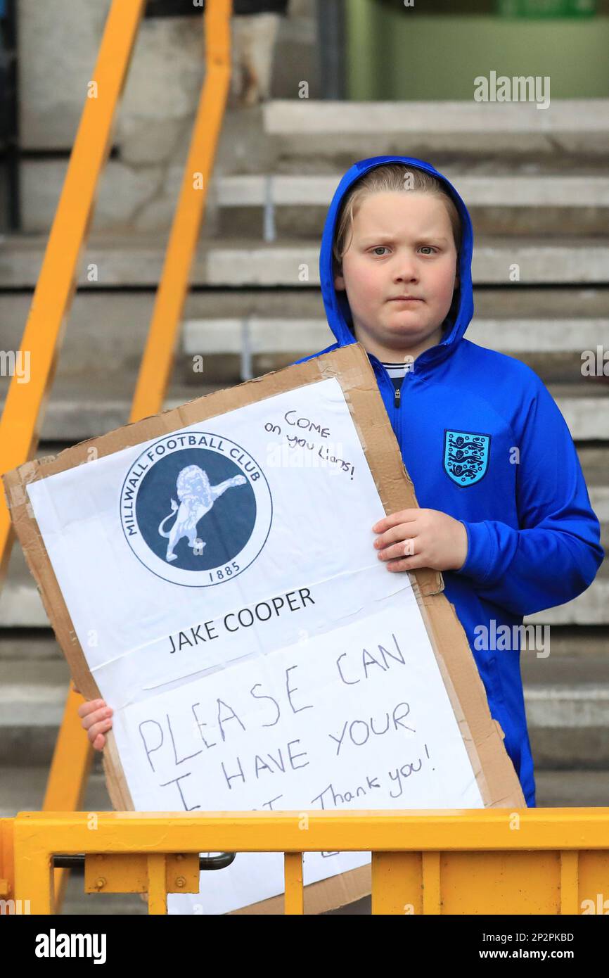 Norwich city football shirt hi-res stock photography and images - Alamy
