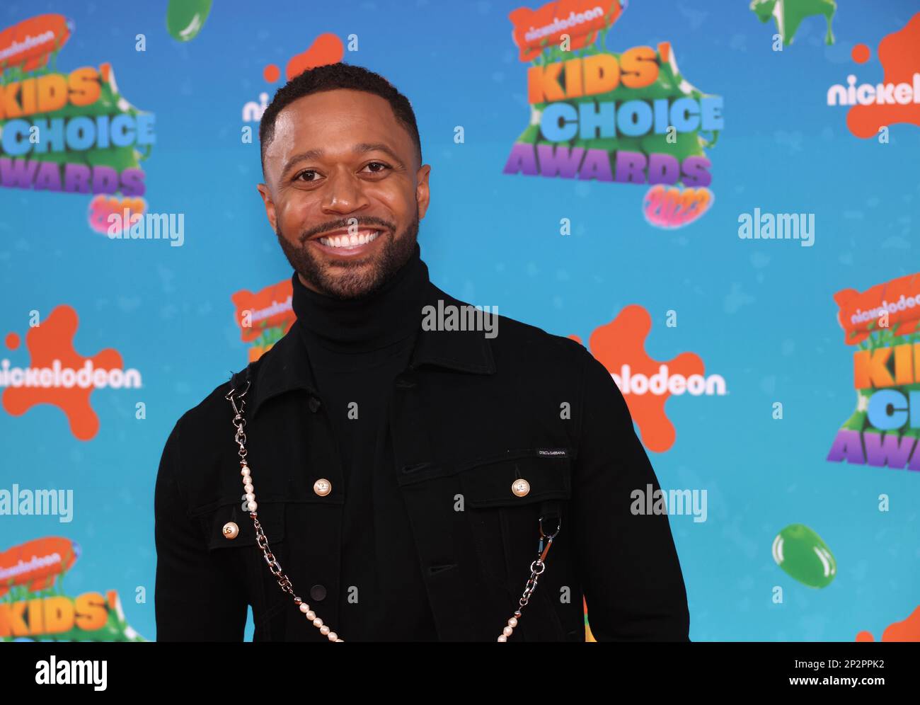 Thomas Hobson arrives at the Nickelodeon Kids' Choice Awards on ...
