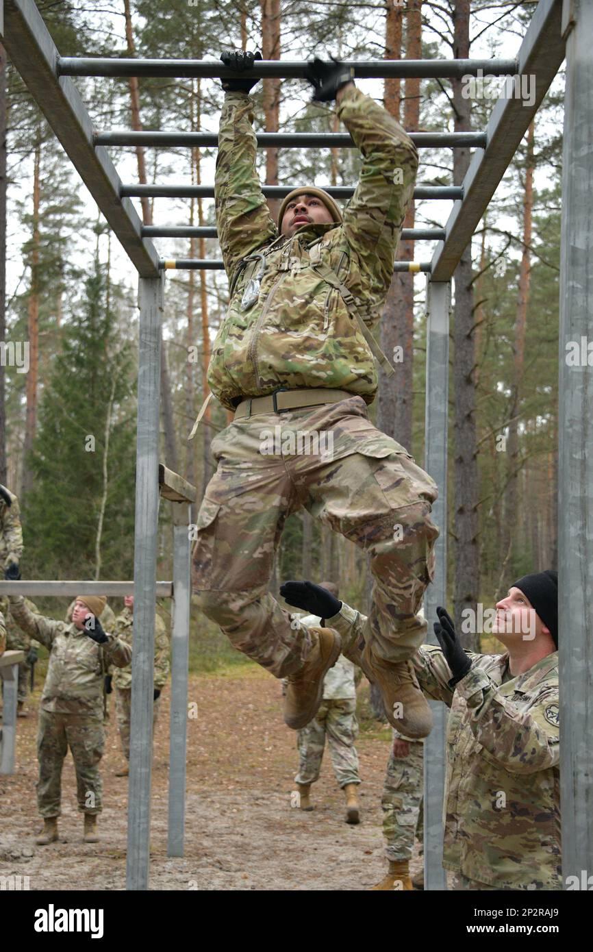 U.S. Soldiers with 207th Military Intelligence Brigade overcome the ...
