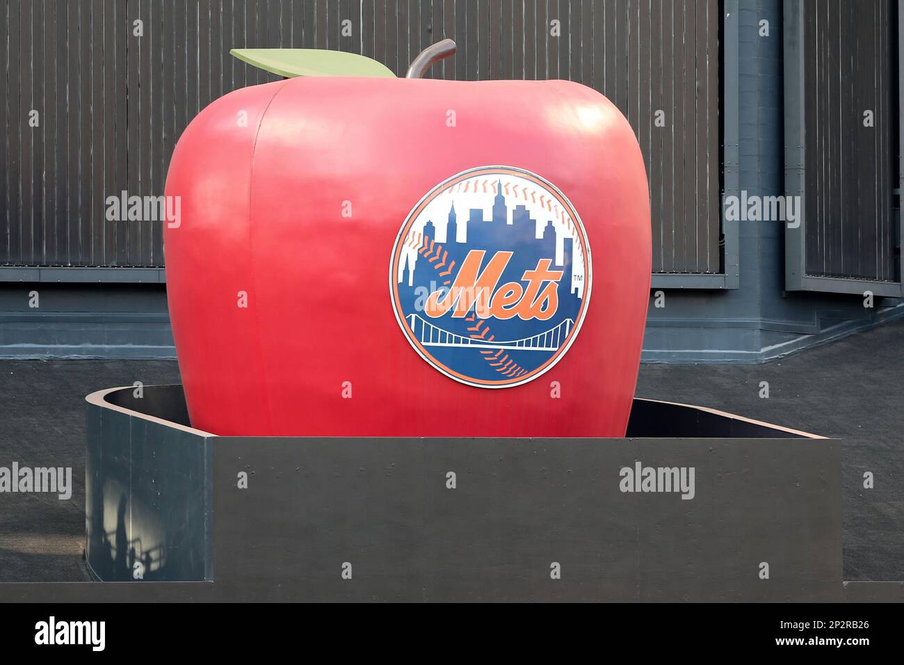 26 JUN 2015: New York Mets Home Run Apple during the game between the ...