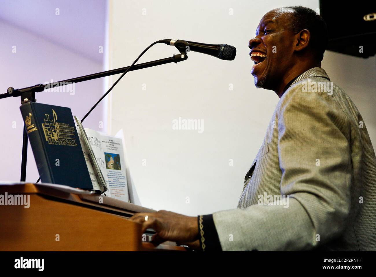 Darryl Roberts leads the music during service at Bethel AME Church in ...