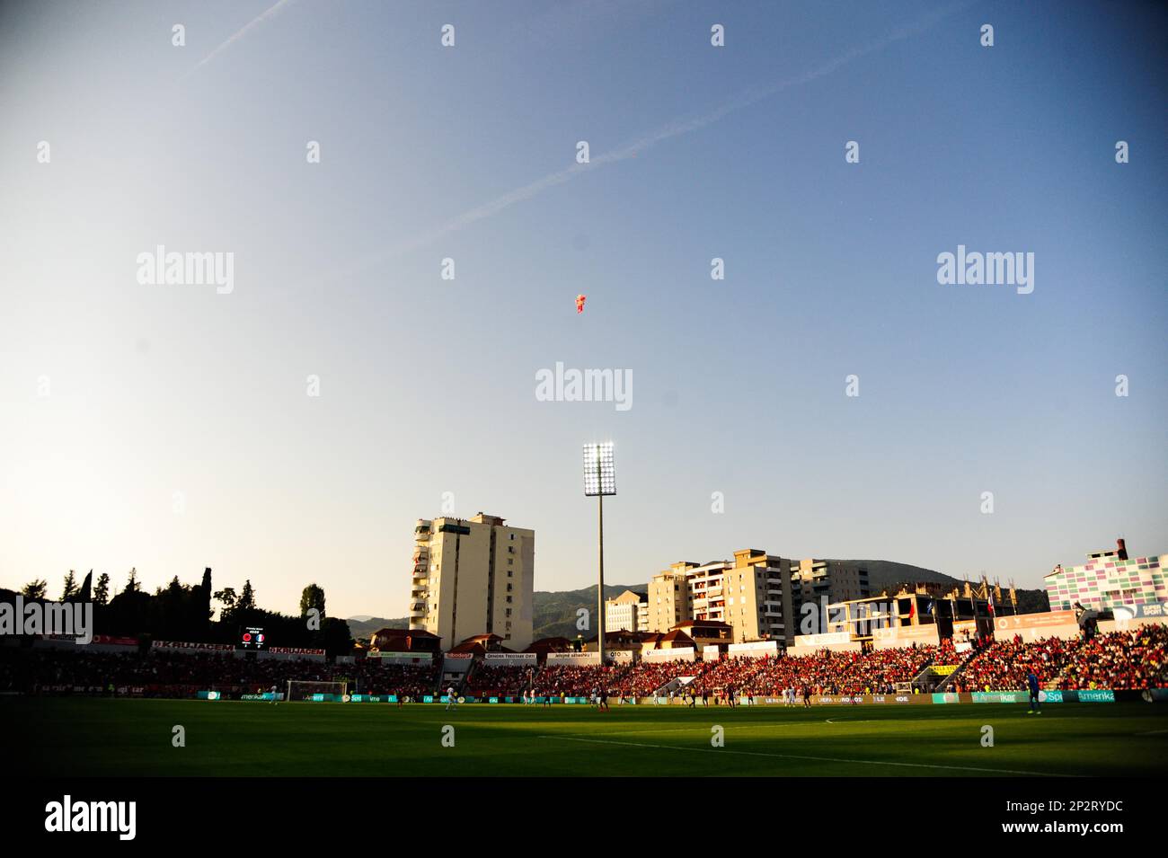 Ruzhdi Bizhuta Stadium / Elbasan Arena / Balloons avec drapeau d ...
