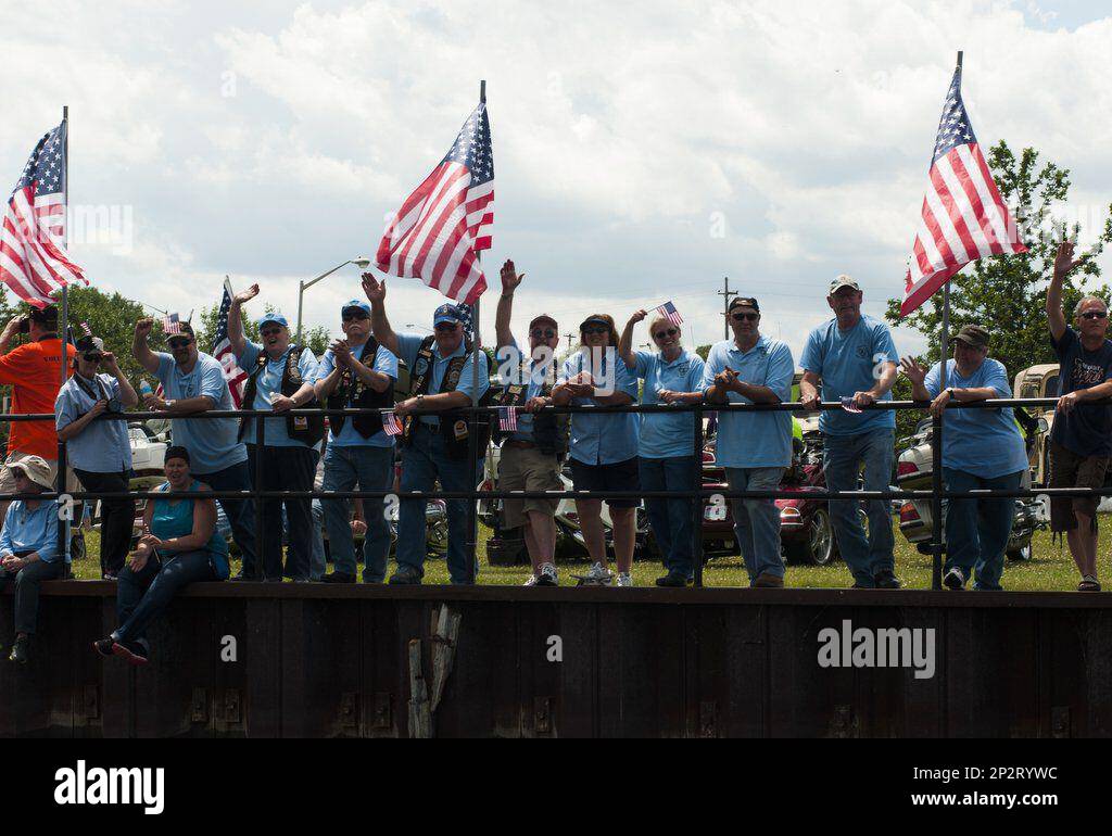 Corrects Day To Sunday Not Saturday A Crowd Lines The Seawall As Boats Ride Into Dock After