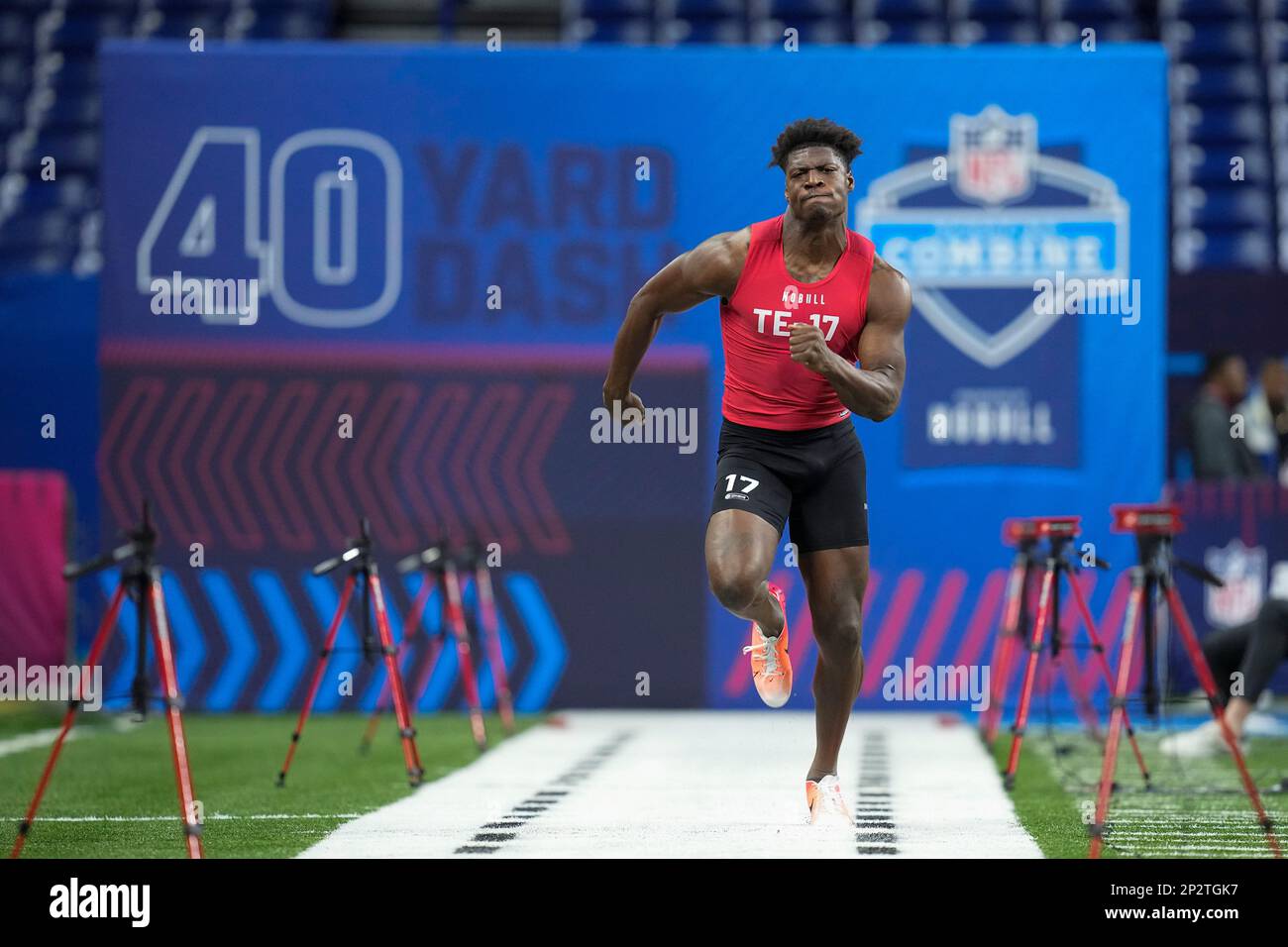 Georgia tight end Darnell Washington runs the 40-yard dash at the NFL ...