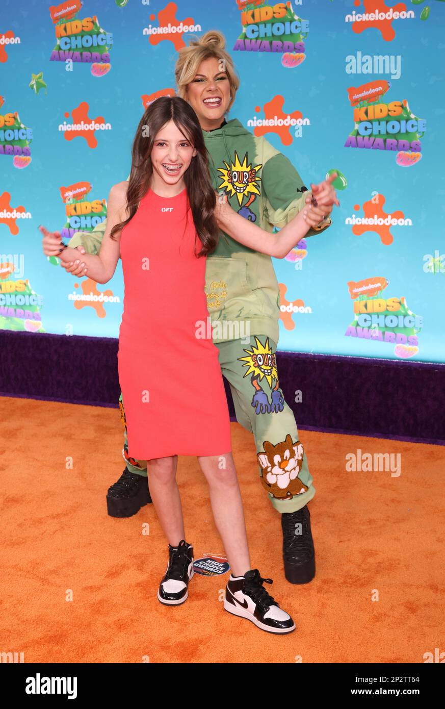 Chelsea Lascher, left, and Jax arrive at the Nickelodeon Kids' Choice ...