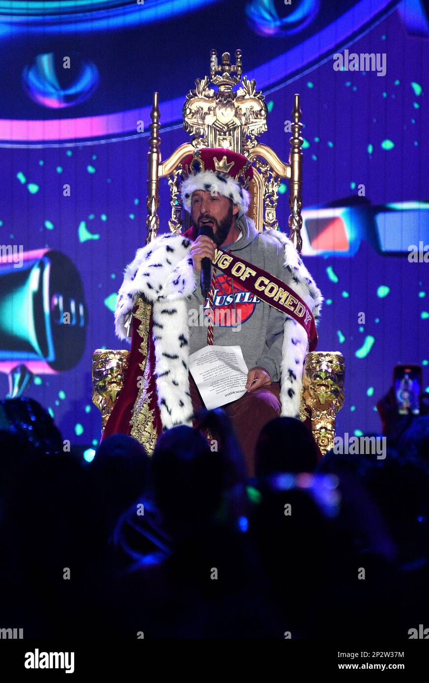 Adam Sandler accepts the king of comedy award at the Nickelodeon Kids ...
