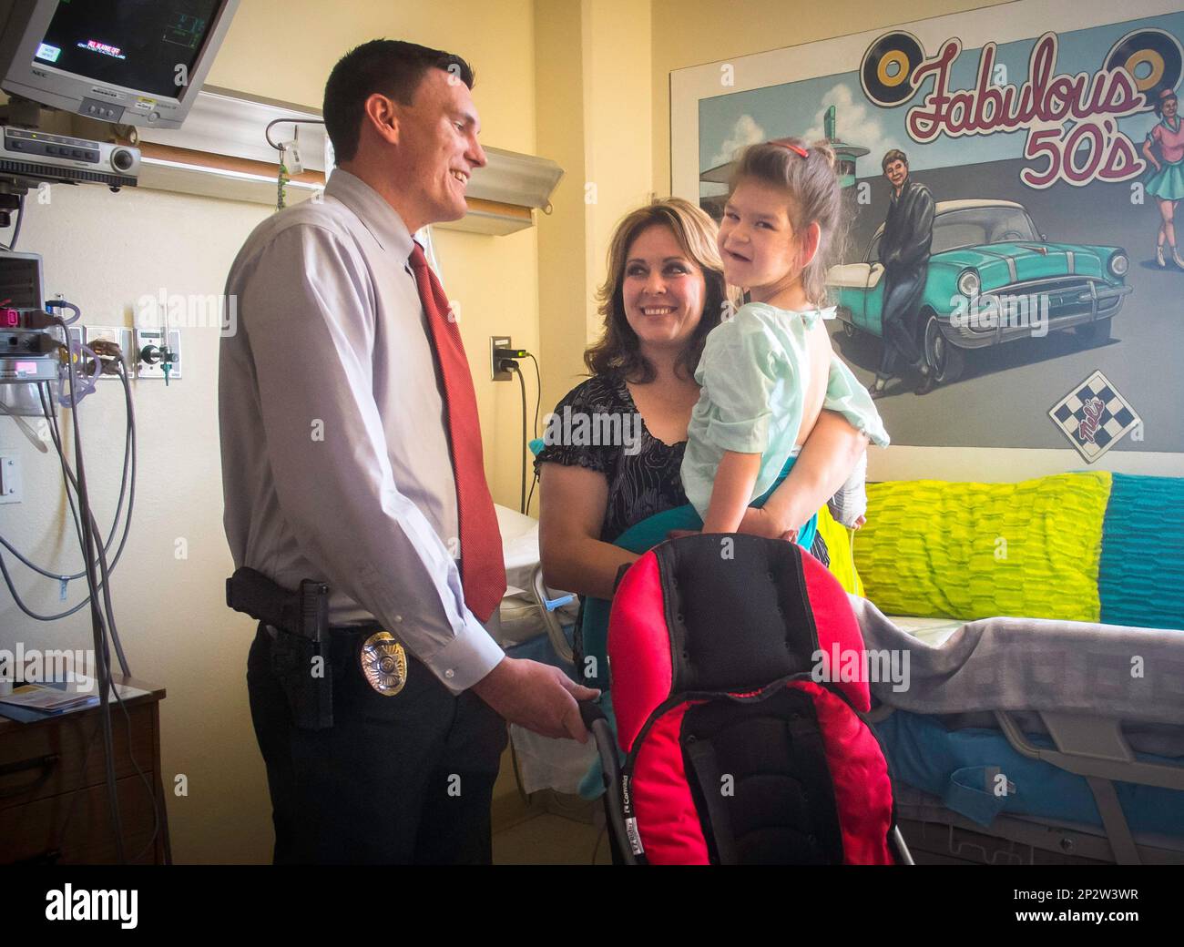 Doña Ana Sheriff's Office Detective Pierce Wilber, left, talks to Ana Salinas and her 6-year old ...